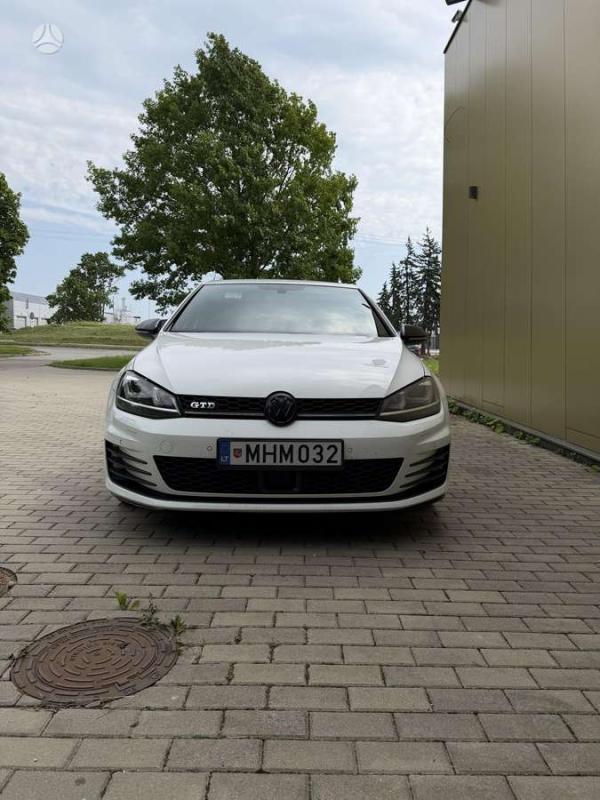 White Volkswagen Golf 2015 in Kaunas, with an engine capacity of 1.97 L and mileage of 275 thousand km for 8900 €, photo 3 on AUTOMOTO.COM.LV