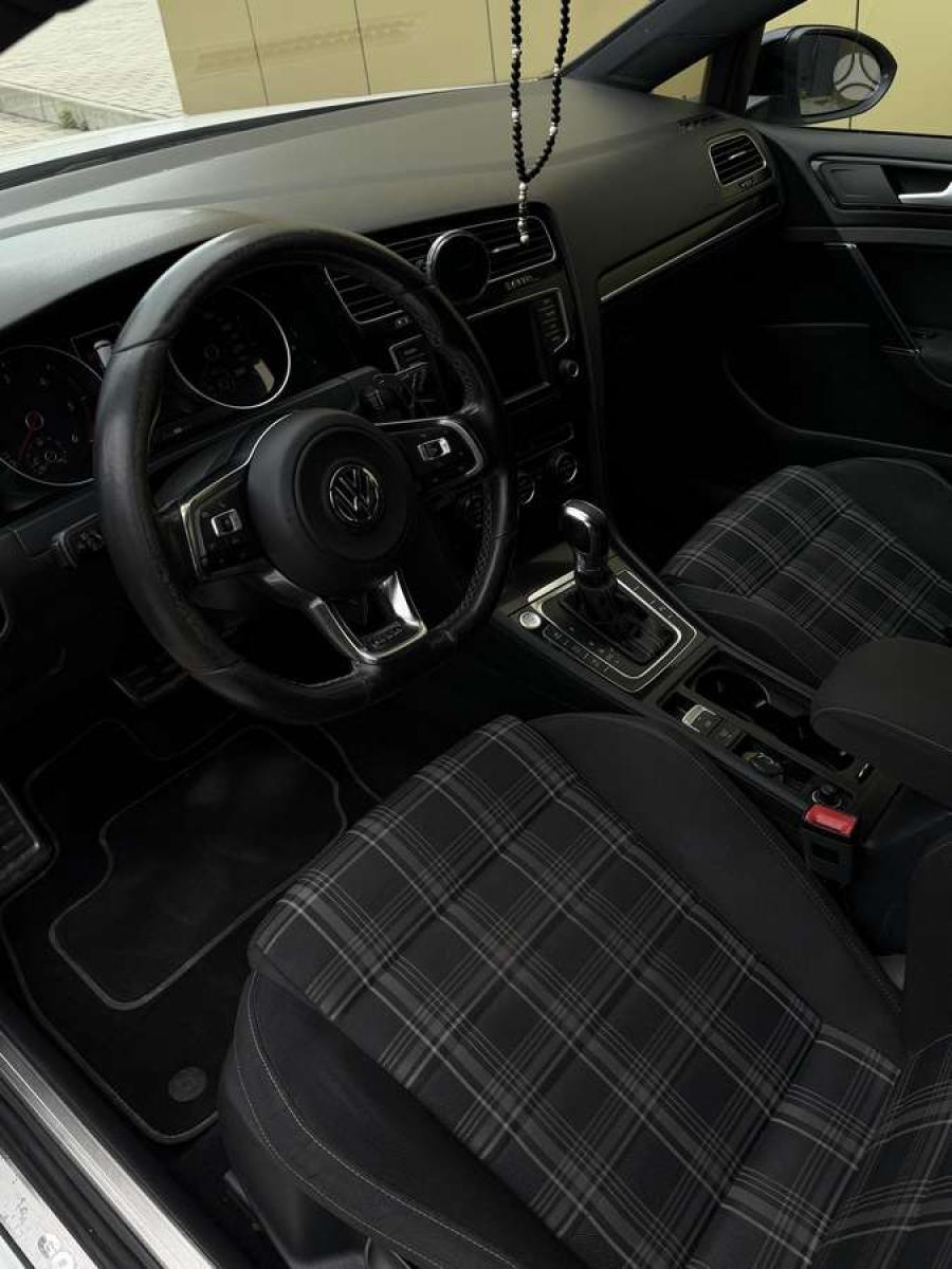 White Volkswagen Golf 2015 in Kaunas, with an engine capacity of 1.97 L and mileage of 275 thousand km for 8900 €, photo 9 on AUTOMOTO.COM.LV
