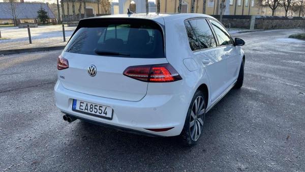 White Volkswagen Golf 2016 in Raseiniai, with an engine capacity of 1.40 L and mileage of 240 thousand km for 9999 €, photo 3 on AUTOMOTO.COM.LV
