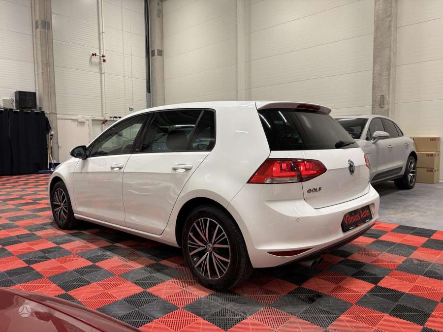 White Volkswagen Golf 2016 in Vilnius, with an engine capacity of 1.40 L and mileage of 152 thousand km for 7700 €, photo 6 on AUTOMOTO.COM.LV