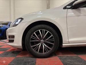 White Volkswagen Golf 2016 in Vilnius, with an engine capacity of 1.40 L and mileage of 152 thousand km for 7700 €, photo 9 on AUTOMOTO.COM.LV