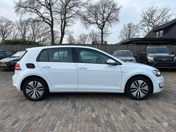 Balts Volkswagen Golf 2016 Elektrėnai, ar dzinēja tilpumu 0.00 L un nobraukumu 98 tūkst. km par 8950 €, foto 2 vietnē AUTOMOTO.COM.LV