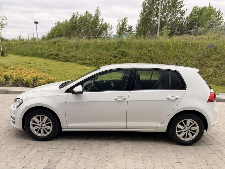 White Volkswagen Golf 2016 in Vilnius, with an engine capacity of 1.60 L and mileage of 208 thousand km for 5950 €, photo 9 on AUTOMOTO.COM.LV