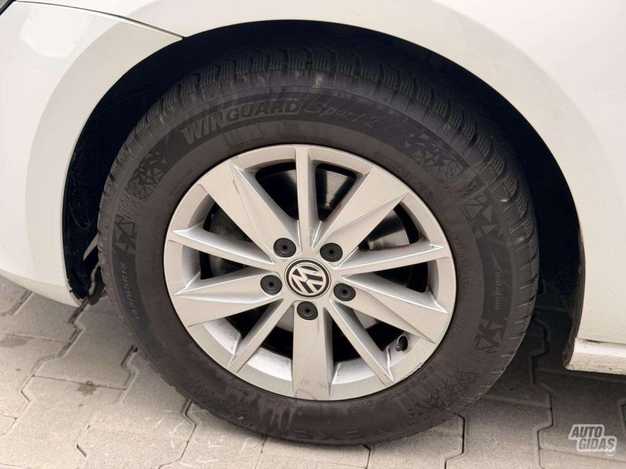 White Volkswagen Golf 2016 in Vilnius, with an engine capacity of 1.60 L and mileage of 208 thousand km for 5350 €, photo 10 on AUTOMOTO.COM.LV
