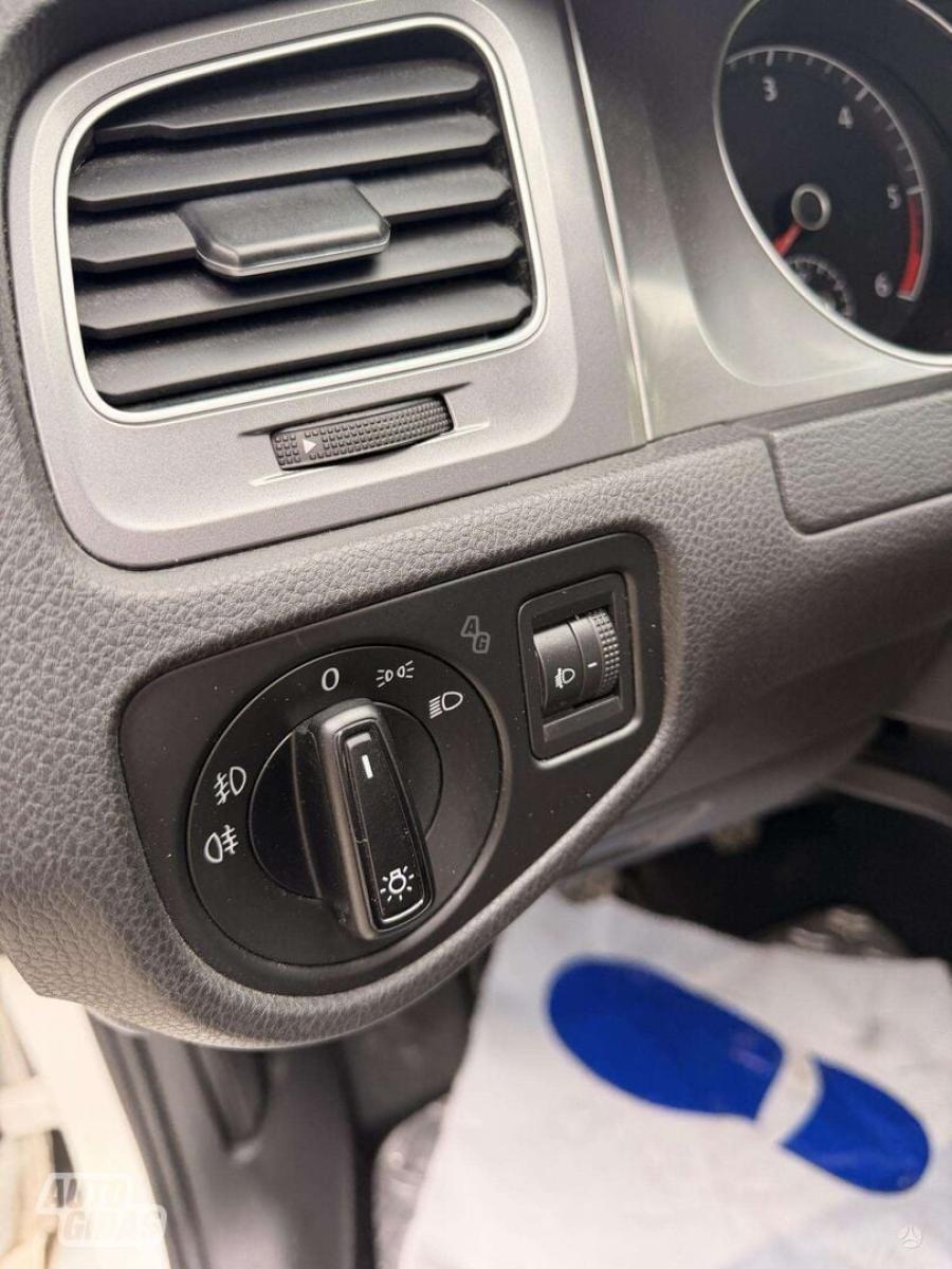 White Volkswagen Golf 2016 in Vilnius, with an engine capacity of 1.60 L and mileage of 208 thousand km for 5350 €, photo 12 on AUTOMOTO.COM.LV