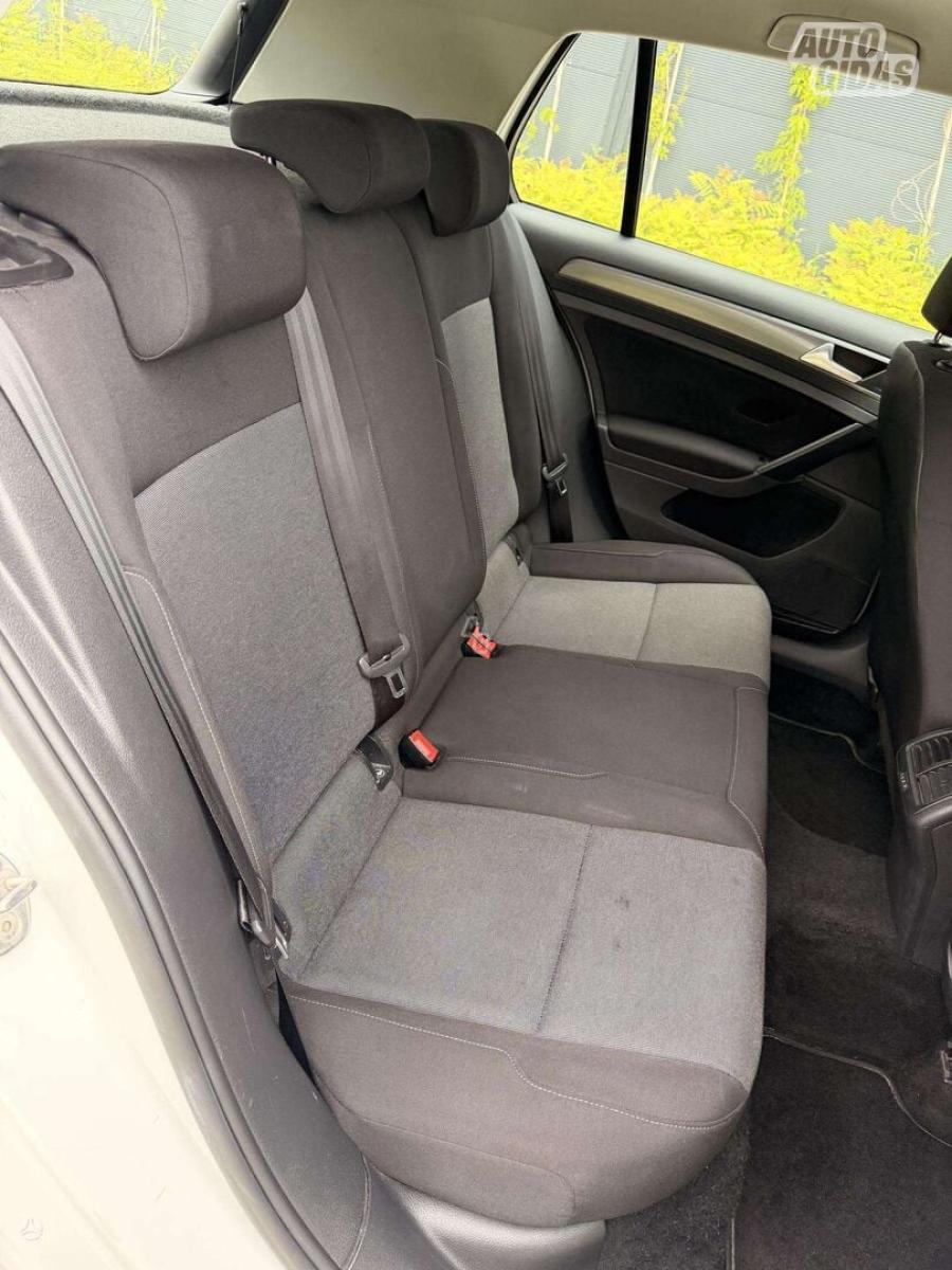 White Volkswagen Golf 2016 in Vilnius, with an engine capacity of 1.60 L and mileage of 208 thousand km for 5350 €, photo 17 on AUTOMOTO.COM.LV