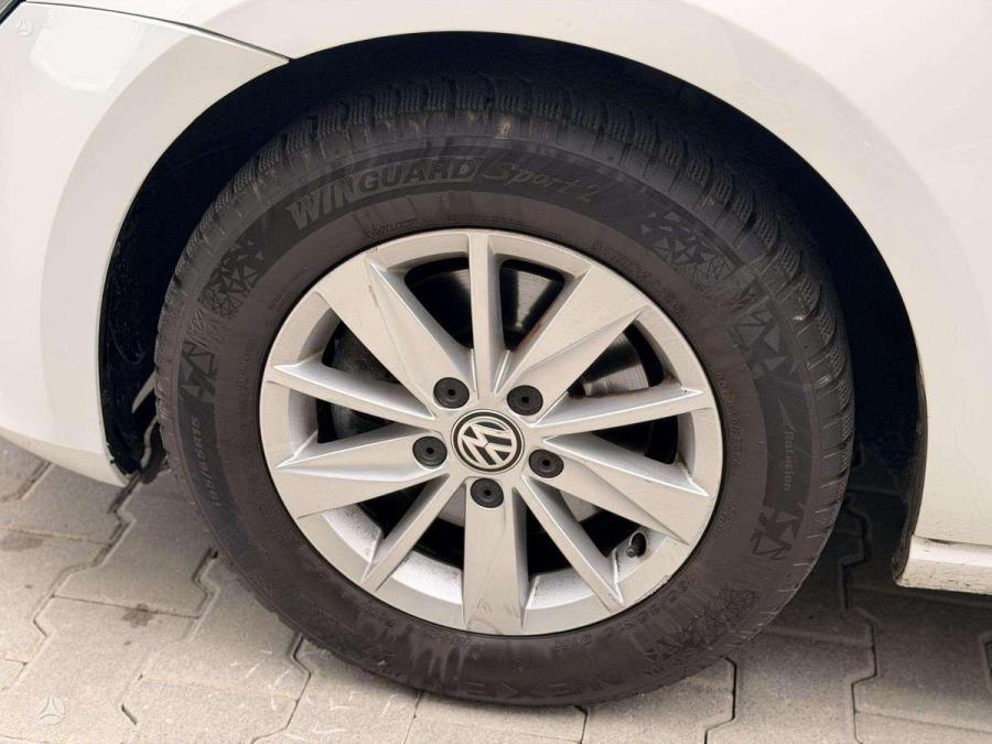 White Volkswagen Golf 2016 in Vilnius, with an engine capacity of 1.60 L and mileage of 208 thousand km for 5350 €, photo 10 on AUTOMOTO.COM.LV