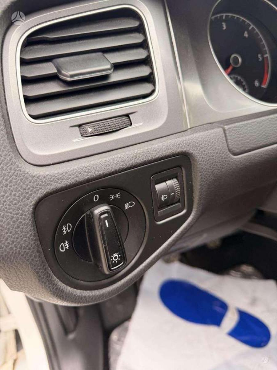 White Volkswagen Golf 2016 in Vilnius, with an engine capacity of 1.60 L and mileage of 208 thousand km for 5350 €, photo 12 on AUTOMOTO.COM.LV
