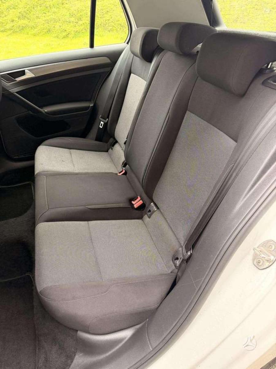 White Volkswagen Golf 2016 in Vilnius, with an engine capacity of 1.60 L and mileage of 208 thousand km for 5350 €, photo 15 on AUTOMOTO.COM.LV
