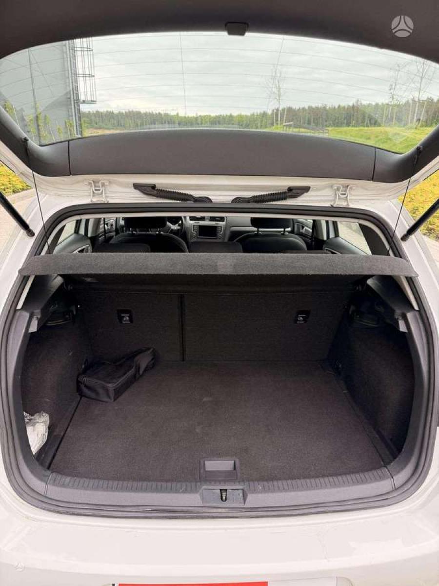 White Volkswagen Golf 2016 in Vilnius, with an engine capacity of 1.60 L and mileage of 208 thousand km for 5350 €, photo 16 on AUTOMOTO.COM.LV