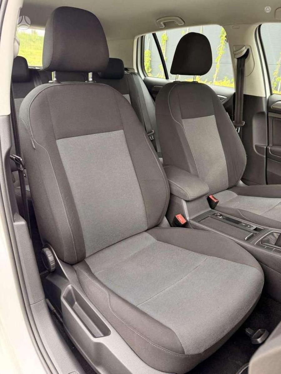 White Volkswagen Golf 2016 in Vilnius, with an engine capacity of 1.60 L and mileage of 208 thousand km for 5350 €, photo 18 on AUTOMOTO.COM.LV