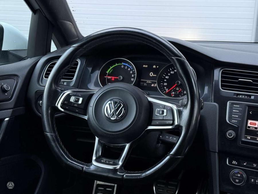 Balts Volkswagen Golf 2016 Panevēža, ar dzinēja tilpumu 1.40 L un nobraukumu 170 tūkst. km par 8950 €, foto 13 vietnē AUTOMOTO.COM.LV