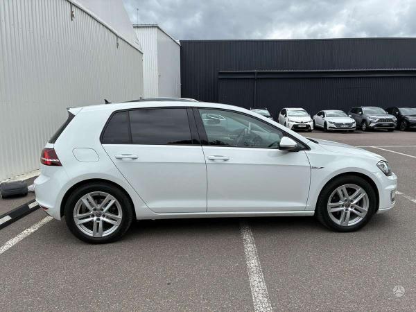 White Volkswagen Golf 2016 in Vilnius, with an engine capacity of 0.00 L and mileage of 82 thousand km for 9750 €, photo 6 on AUTOMOTO.COM.LV