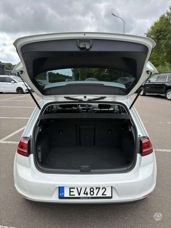 White Volkswagen Golf 2016 in Vilnius, with an engine capacity of 0.00 L and mileage of 82 thousand km for 9750 €, photo 7 on AUTOMOTO.COM.LV