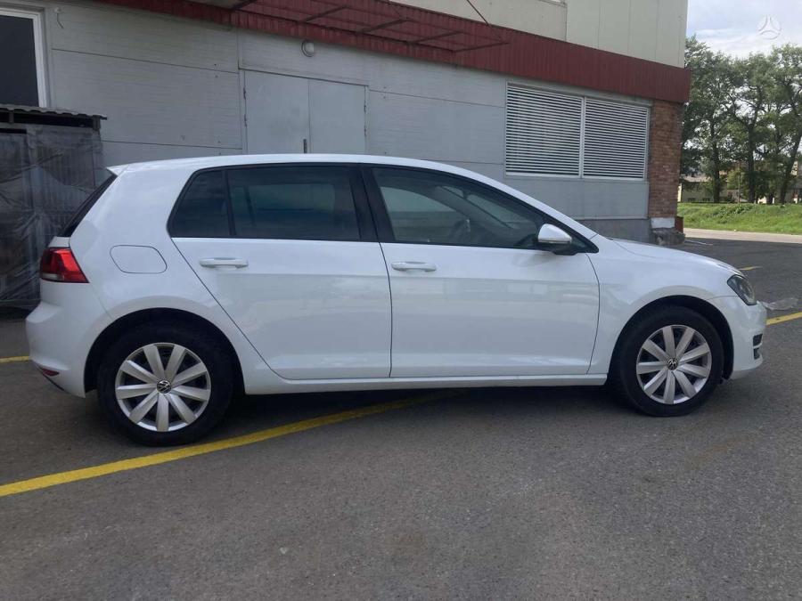 White Volkswagen Golf 2016 in Marijampole, with an engine capacity of 1.60 L and mileage of 287 thousand km for 5950 €, photo 12 on AUTOMOTO.COM.LV