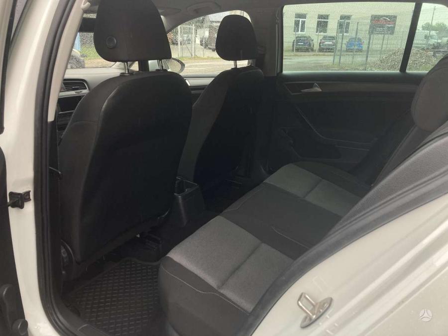 White Volkswagen Golf 2016 in Marijampole, with an engine capacity of 1.60 L and mileage of 287 thousand km for 5950 €, photo 22 on AUTOMOTO.COM.LV