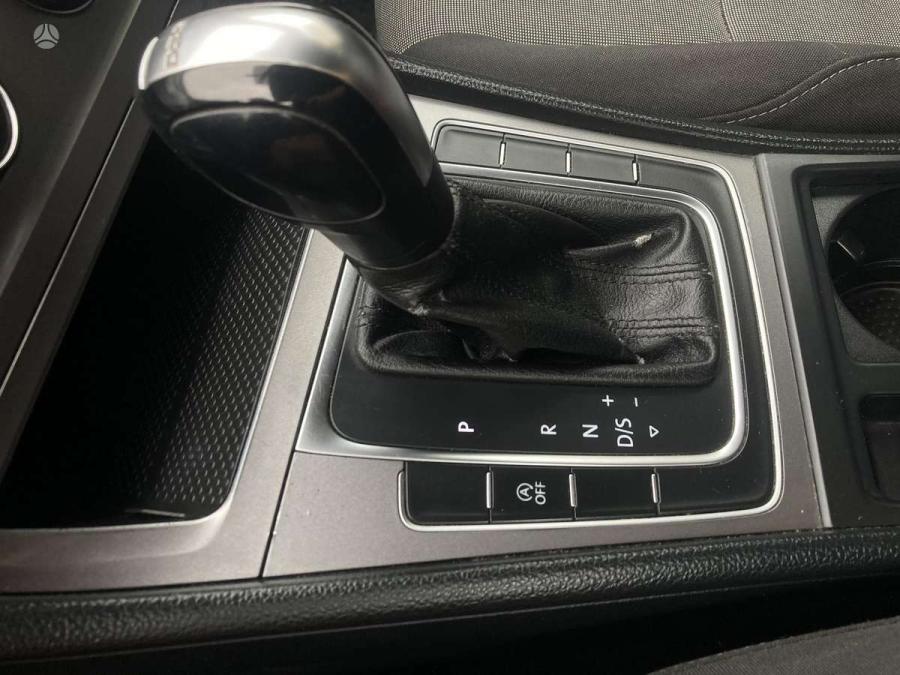 White Volkswagen Golf 2016 in Marijampole, with an engine capacity of 1.60 L and mileage of 287 thousand km for 5950 €, photo 34 on AUTOMOTO.COM.LV