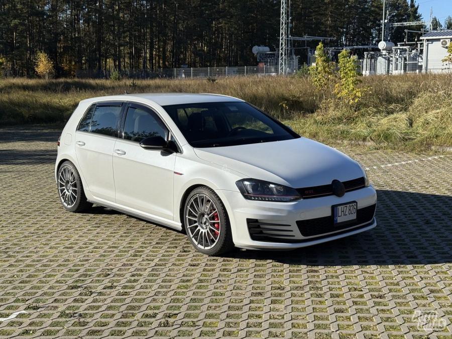 White Volkswagen Golf 2017 in Vilnius, with an engine capacity of 2.00 L and mileage of 120 thousand km for 12900 €, photo 1 on AUTOMOTO.COM.LV