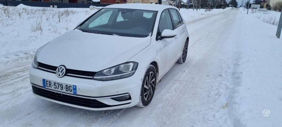 White Volkswagen Golf 2017 in Panevezys, with an engine capacity of 1.60 L and mileage of 259 thousand km for 8300 €, photo 1 on AUTOMOTO.COM.LV