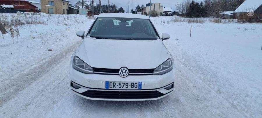 White Volkswagen Golf 2017 in Panevezys, with an engine capacity of 1.60 L and mileage of 259 thousand km for 8300 €, photo 3 on AUTOMOTO.COM.LV