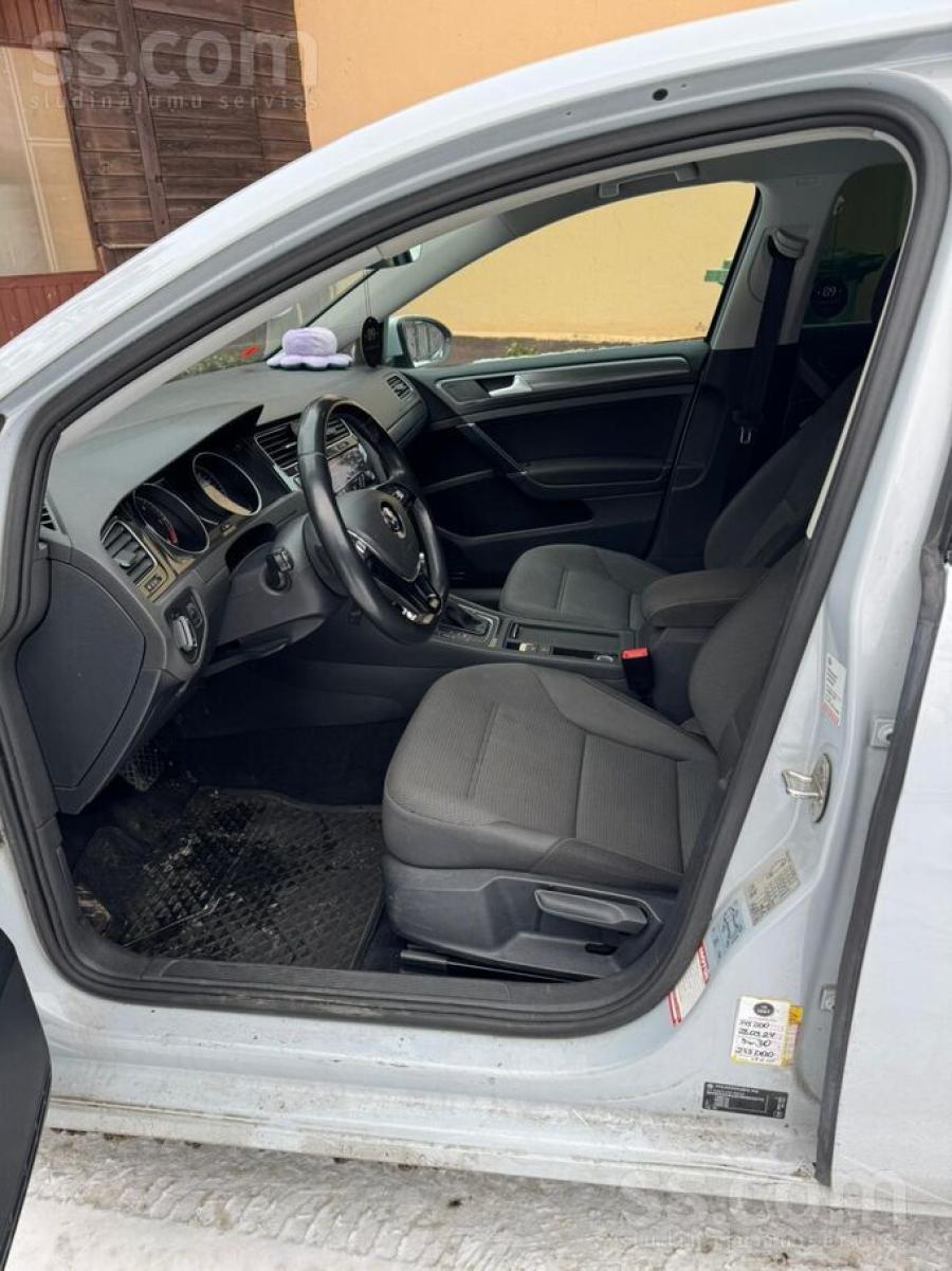 White Volkswagen Golf 2017 in Riga, with an engine capacity of 1.60 L and mileage of 287 thousand km for 7800 €, photo 10 on AUTOMOTO.COM.LV