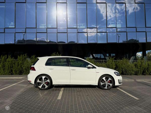 White Volkswagen Golf 2017 in Vilnius, with an engine capacity of 2.00 L and mileage of 96 thousand km for 14900 €, photo 7 on AUTOMOTO.COM.LV