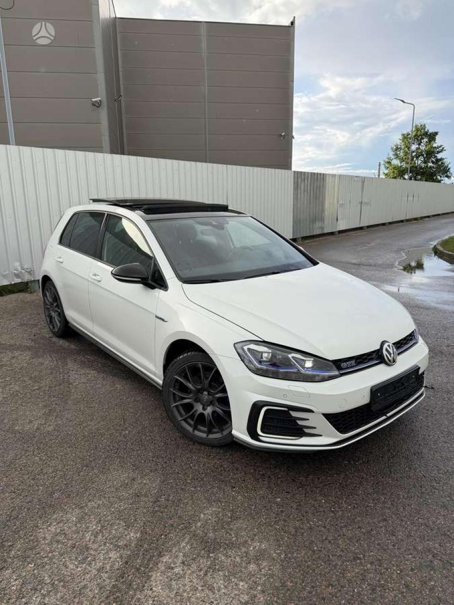 White Volkswagen Golf 2017 in Kaunas, with an engine capacity of 1.40 L and mileage of 188 thousand km for 13650 €, photo 1 on AUTOMOTO.COM.LV