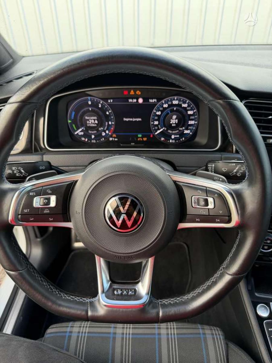 White Volkswagen Golf 2017 in Kaunas, with an engine capacity of 1.40 L and mileage of 188 thousand km for 13650 €, photo 9 on AUTOMOTO.COM.LV