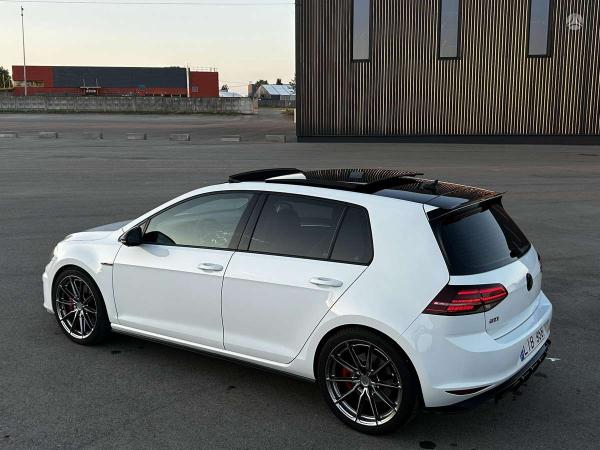 White Volkswagen Golf 2017 in Mazeikiai, with an engine capacity of 2.00 L and mileage of 118 thousand km for 14400 €, photo 1 on AUTOMOTO.COM.LV