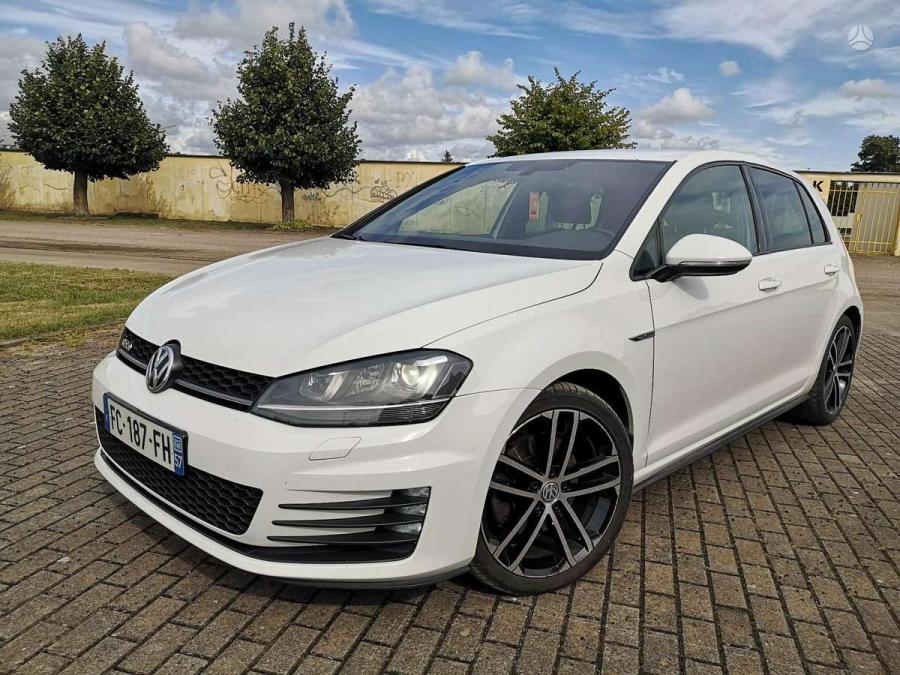 White Volkswagen Golf 2017 in Klaipeda, with an engine capacity of 1.97 L and mileage of 301 thousand km for 10250 €, photo 4 on AUTOMOTO.COM.LV
