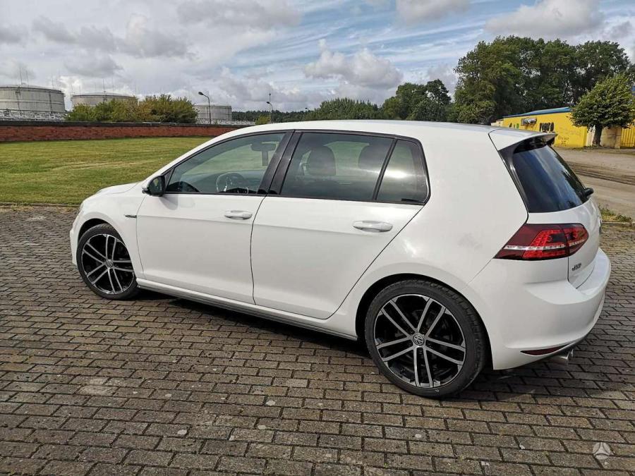 White Volkswagen Golf 2017 in Klaipeda, with an engine capacity of 1.97 L and mileage of 301 thousand km for 10250 €, photo 17 on AUTOMOTO.COM.LV