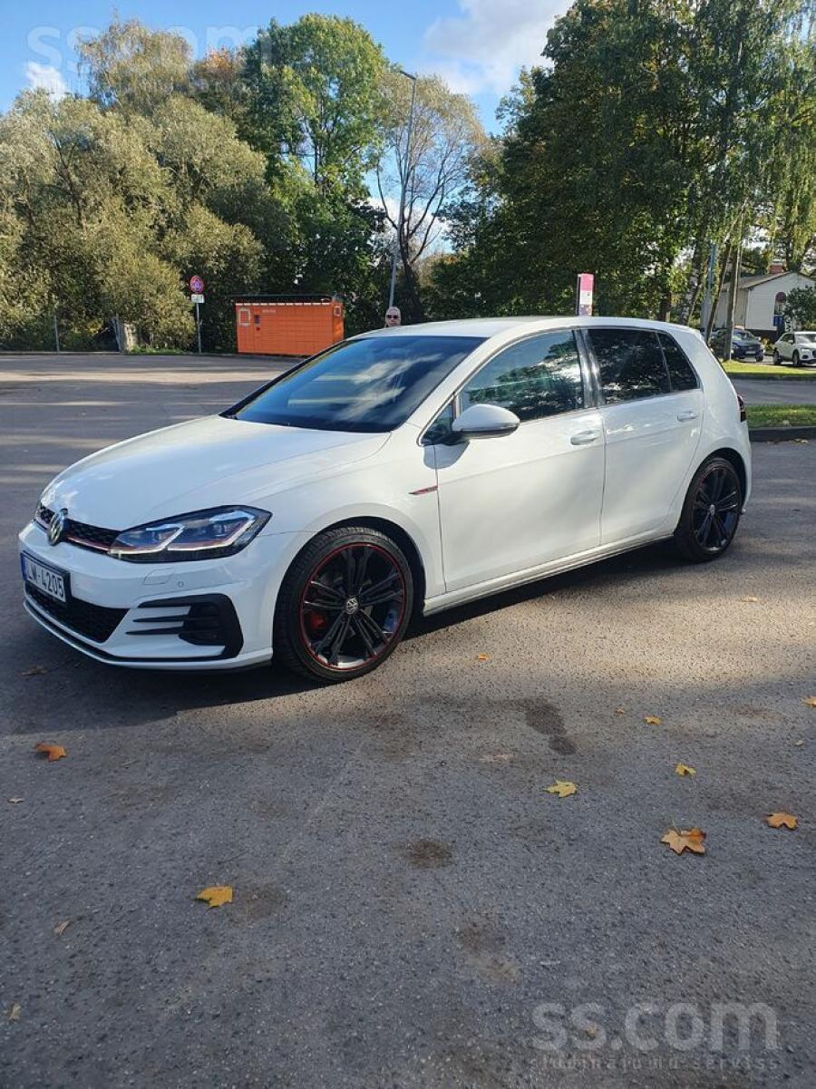 White Volkswagen Golf 2017 in Riga, with an engine capacity of 2.00 L and mileage of 102 thousand km for 16800 €, photo 4 on AUTOMOTO.COM.LV