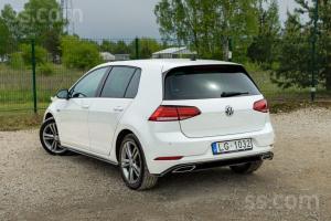 White Volkswagen Golf 2018 in Riga, with an engine capacity of 1.40 L and mileage of 0 thousand km for 13990 €, photo 4 on AUTOMOTO.COM.LV