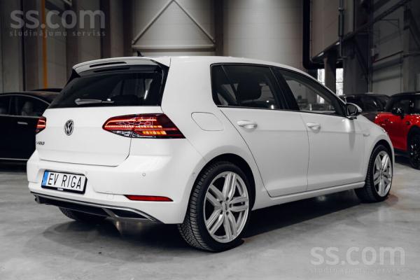 White Volkswagen Golf 2018 in Riga, with an engine capacity of 1.40 L and mileage of 88 thousand km for 13790 €, photo 4 on AUTOMOTO.COM.LV