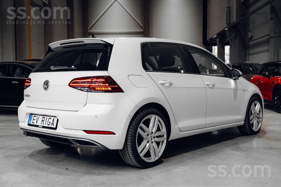 White Volkswagen Golf 2018 in Riga, with an engine capacity of 1.40 L and mileage of 88 thousand km for 13590 €, photo 4 on AUTOMOTO.COM.LV