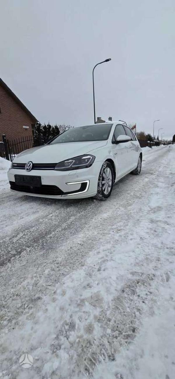 White Volkswagen Golf 2018 in Kaunas, with an engine capacity of 0.00 L and mileage of 148 thousand km for 9900 €, photo 1 on AUTOMOTO.COM.LV