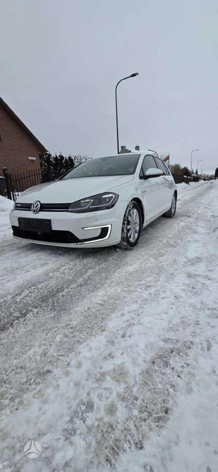 White Volkswagen Golf 2018 in Kaunas, with an engine capacity of 0.00 L and mileage of 148 thousand km for 9900 €, photo 1 on AUTOMOTO.COM.LV