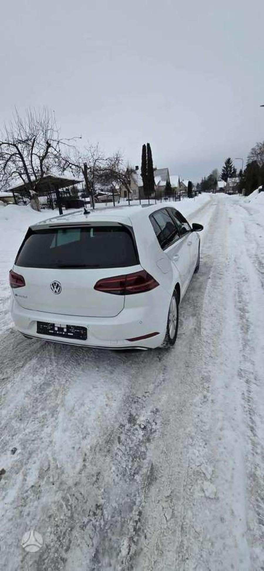 White Volkswagen Golf 2018 in Kaunas, with an engine capacity of 0.00 L and mileage of 148 thousand km for 9900 €, photo 3 on AUTOMOTO.COM.LV