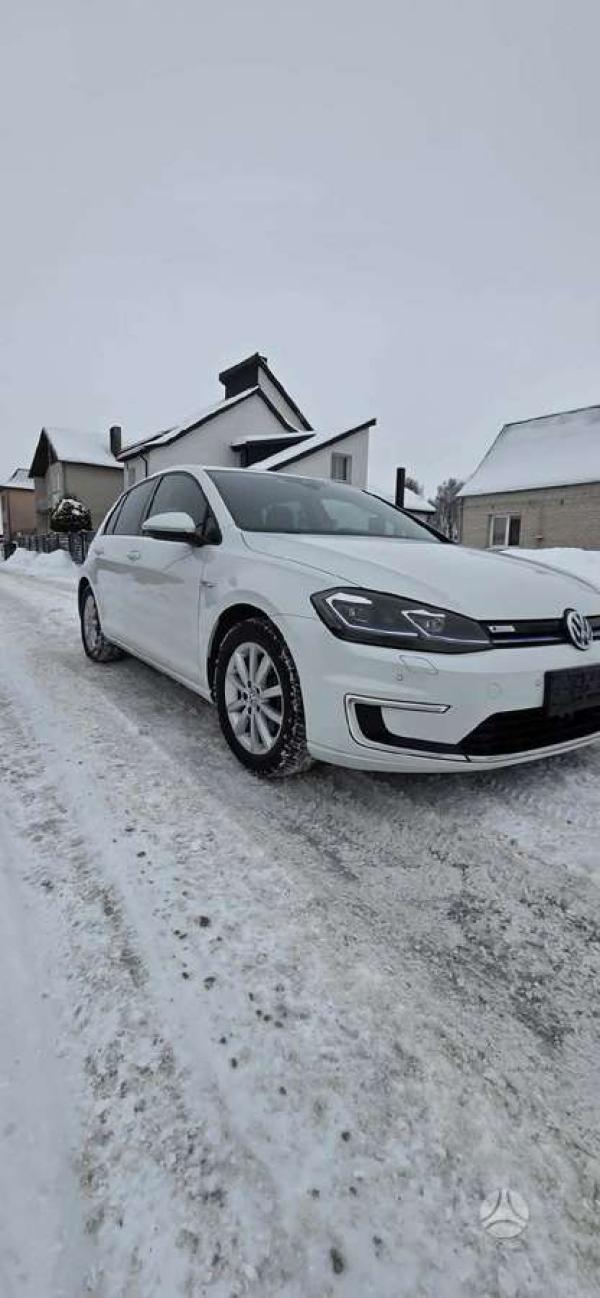 White Volkswagen Golf 2018 in Kaunas, with an engine capacity of 0.00 L and mileage of 148 thousand km for 9900 €, photo 4 on AUTOMOTO.COM.LV