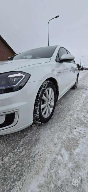 White Volkswagen Golf 2018 in Kaunas, with an engine capacity of 0.00 L and mileage of 148 thousand km for 9900 €, photo 5 on AUTOMOTO.COM.LV