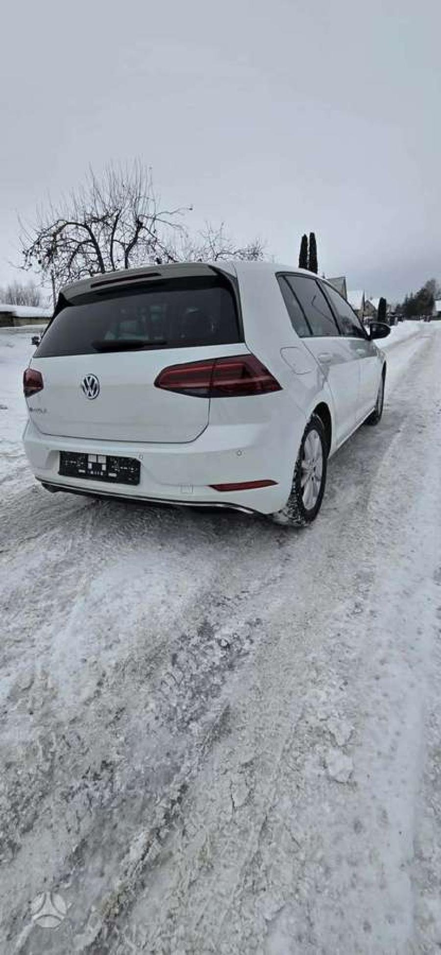 White Volkswagen Golf 2018 in Kaunas, with an engine capacity of 0.00 L and mileage of 148 thousand km for 9900 €, photo 7 on AUTOMOTO.COM.LV