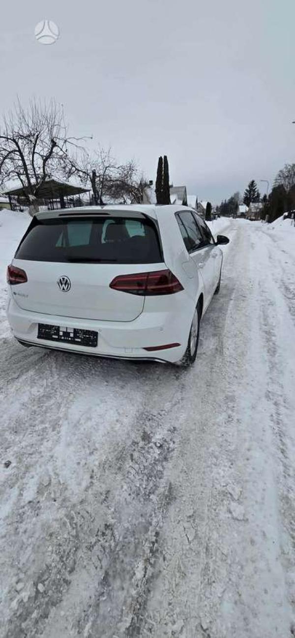 White Volkswagen Golf 2018 in Kaunas, with an engine capacity of 0.00 L and mileage of 148 thousand km for 9900 €, photo 8 on AUTOMOTO.COM.LV