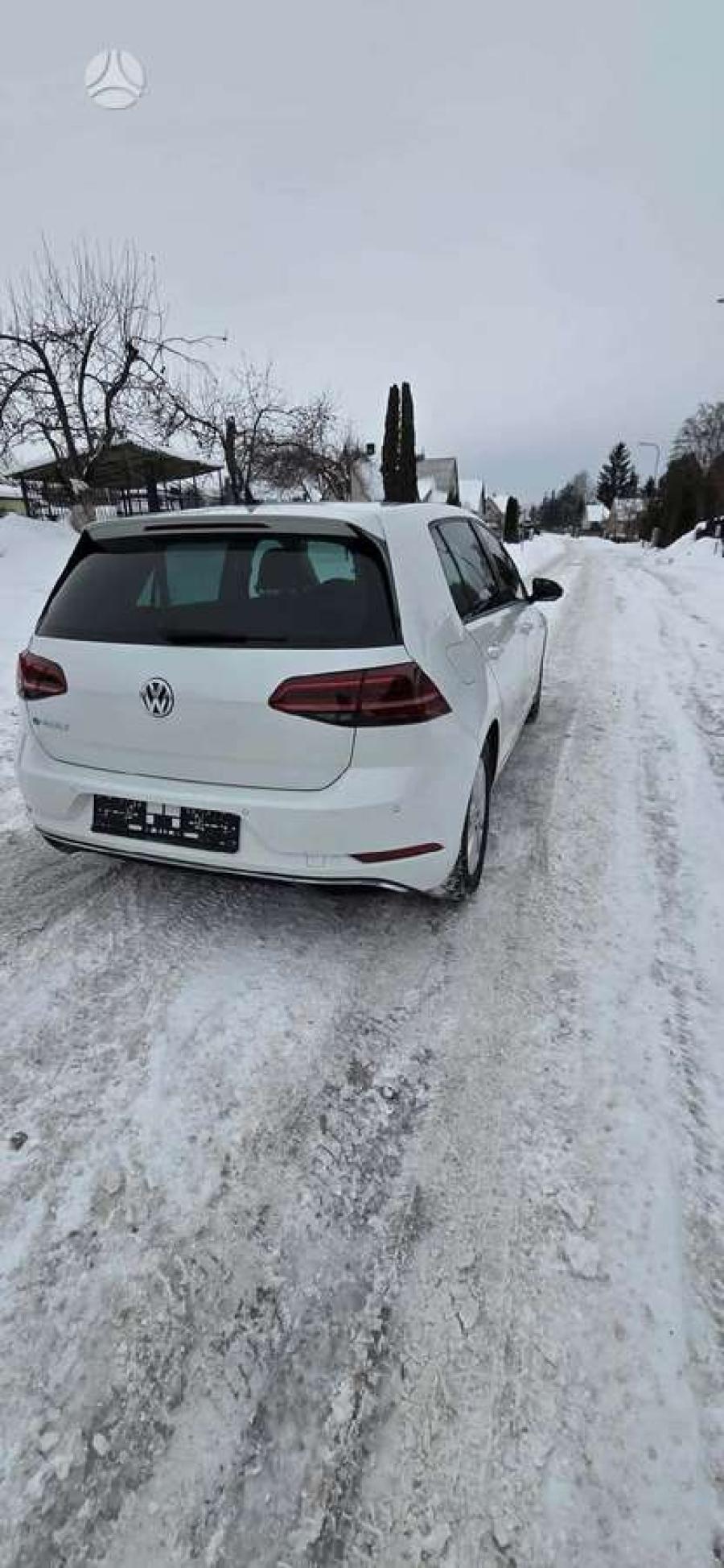 White Volkswagen Golf 2018 in Kaunas, with an engine capacity of 0.00 L and mileage of 148 thousand km for 9900 €, photo 8 on AUTOMOTO.COM.LV