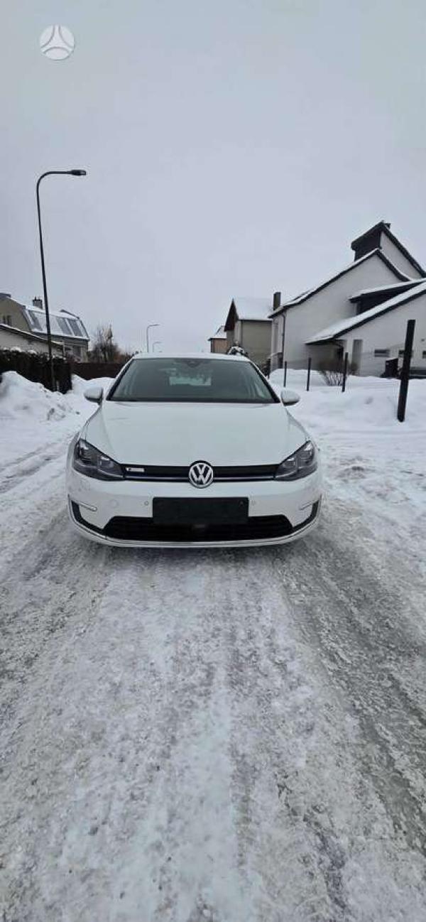 White Volkswagen Golf 2018 in Kaunas, with an engine capacity of 0.00 L and mileage of 148 thousand km for 9900 €, photo 9 on AUTOMOTO.COM.LV