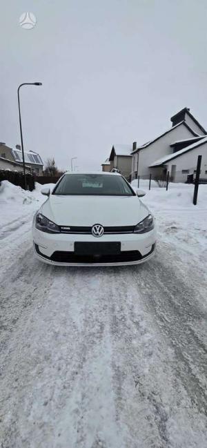 White Volkswagen Golf 2018 in Kaunas, with an engine capacity of 0.00 L and mileage of 148 thousand km for 9900 €, photo 9 on AUTOMOTO.COM.LV