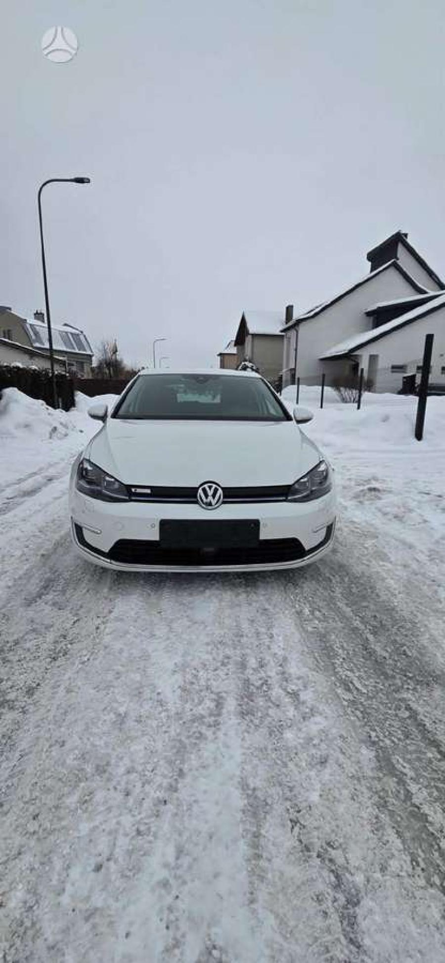 White Volkswagen Golf 2018 in Kaunas, with an engine capacity of 0.00 L and mileage of 148 thousand km for 9900 €, photo 9 on AUTOMOTO.COM.LV