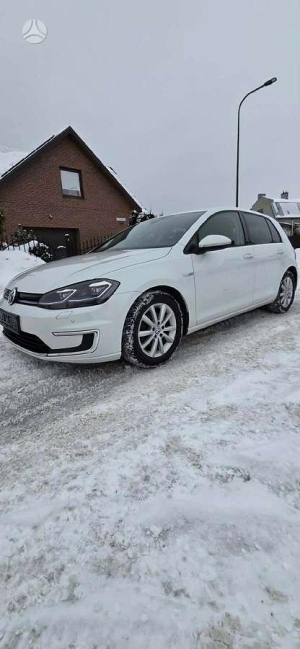 White Volkswagen Golf 2018 in Kaunas, with an engine capacity of 0.00 L and mileage of 148 thousand km for 9900 €, photo 10 on AUTOMOTO.COM.LV
