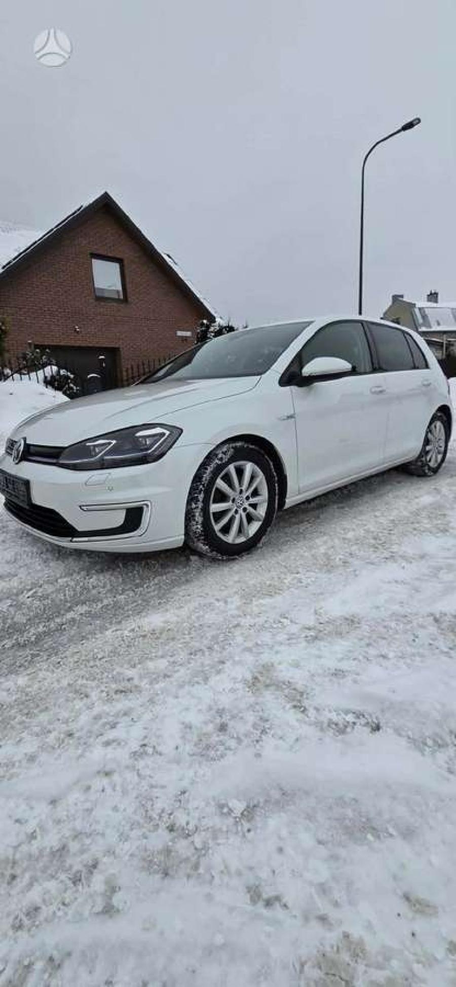 White Volkswagen Golf 2018 in Kaunas, with an engine capacity of 0.00 L and mileage of 148 thousand km for 9900 €, photo 10 on AUTOMOTO.COM.LV