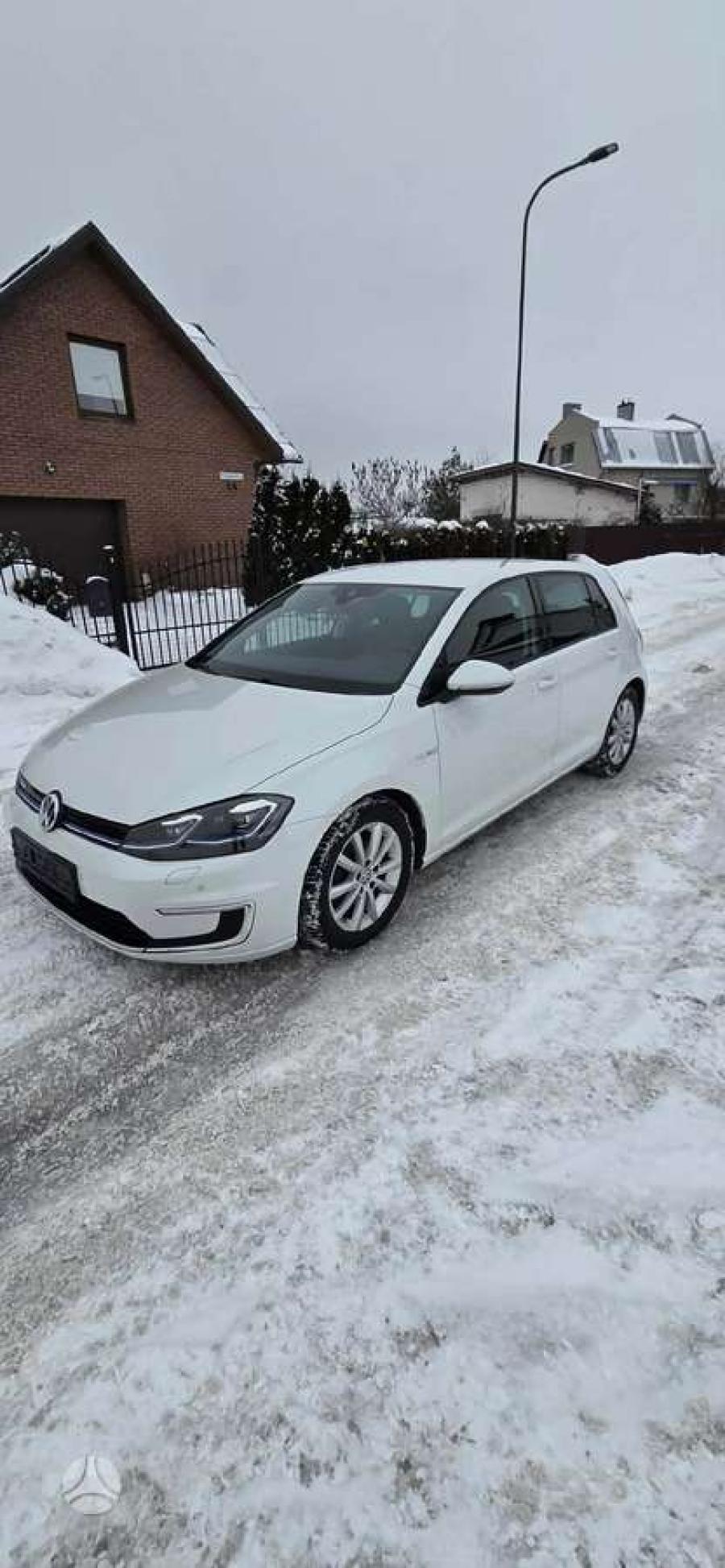 White Volkswagen Golf 2018 in Kaunas, with an engine capacity of 0.00 L and mileage of 148 thousand km for 9900 €, photo 12 on AUTOMOTO.COM.LV