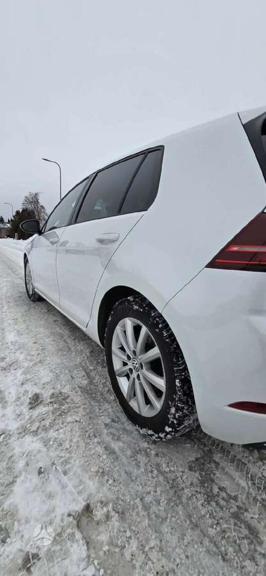 White Volkswagen Golf 2018 in Kaunas, with an engine capacity of 0.00 L and mileage of 148 thousand km for 9900 €, photo 13 on AUTOMOTO.COM.LV